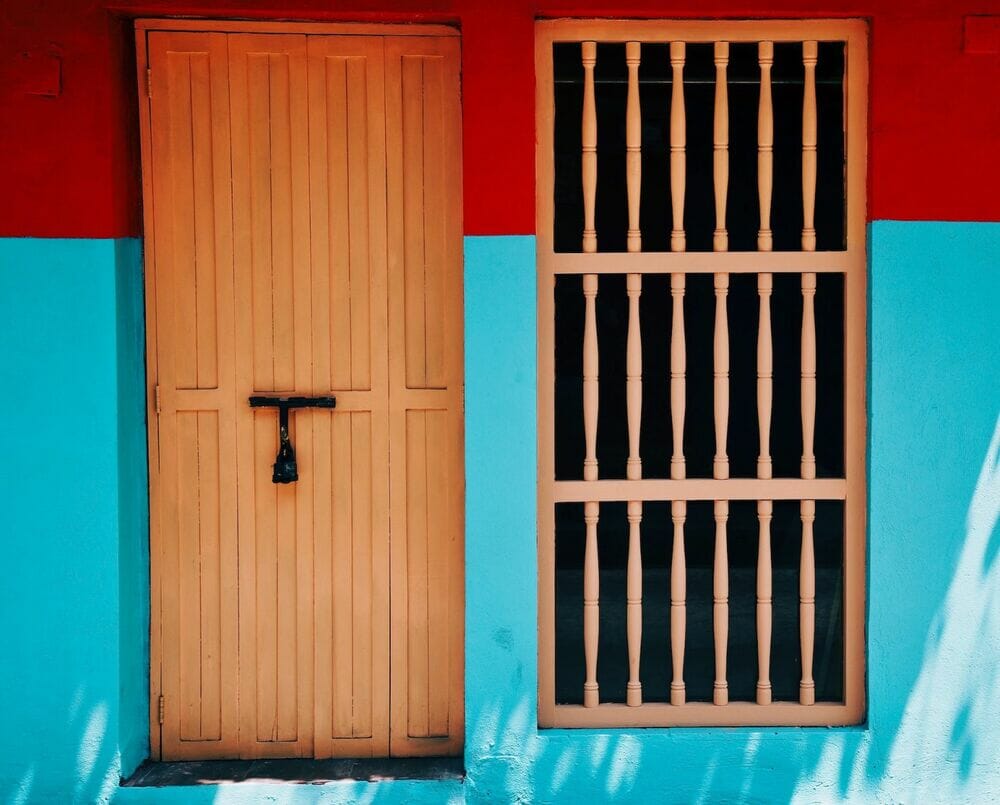 10 Warna Cat Pintu Kayu yang Bagus untuk Kesan Lebih Mewah