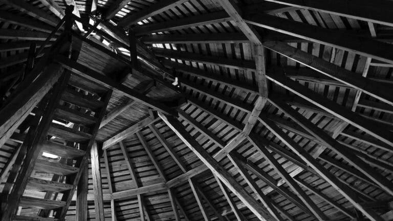 Rangka Atap Kayu : Komponen, Kelebihan & Kekurangannya