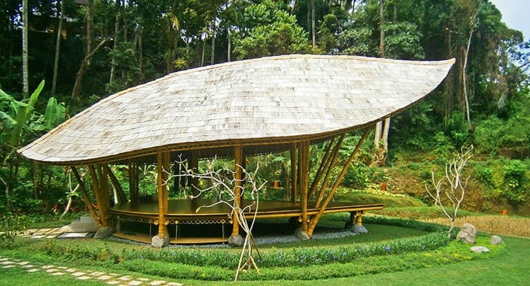 10 Desain Atap Bambu Unik & Cara Membangunnya - Pinhome